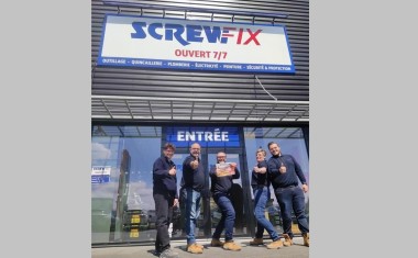 Screwfix met cap au Nord-Ouest
